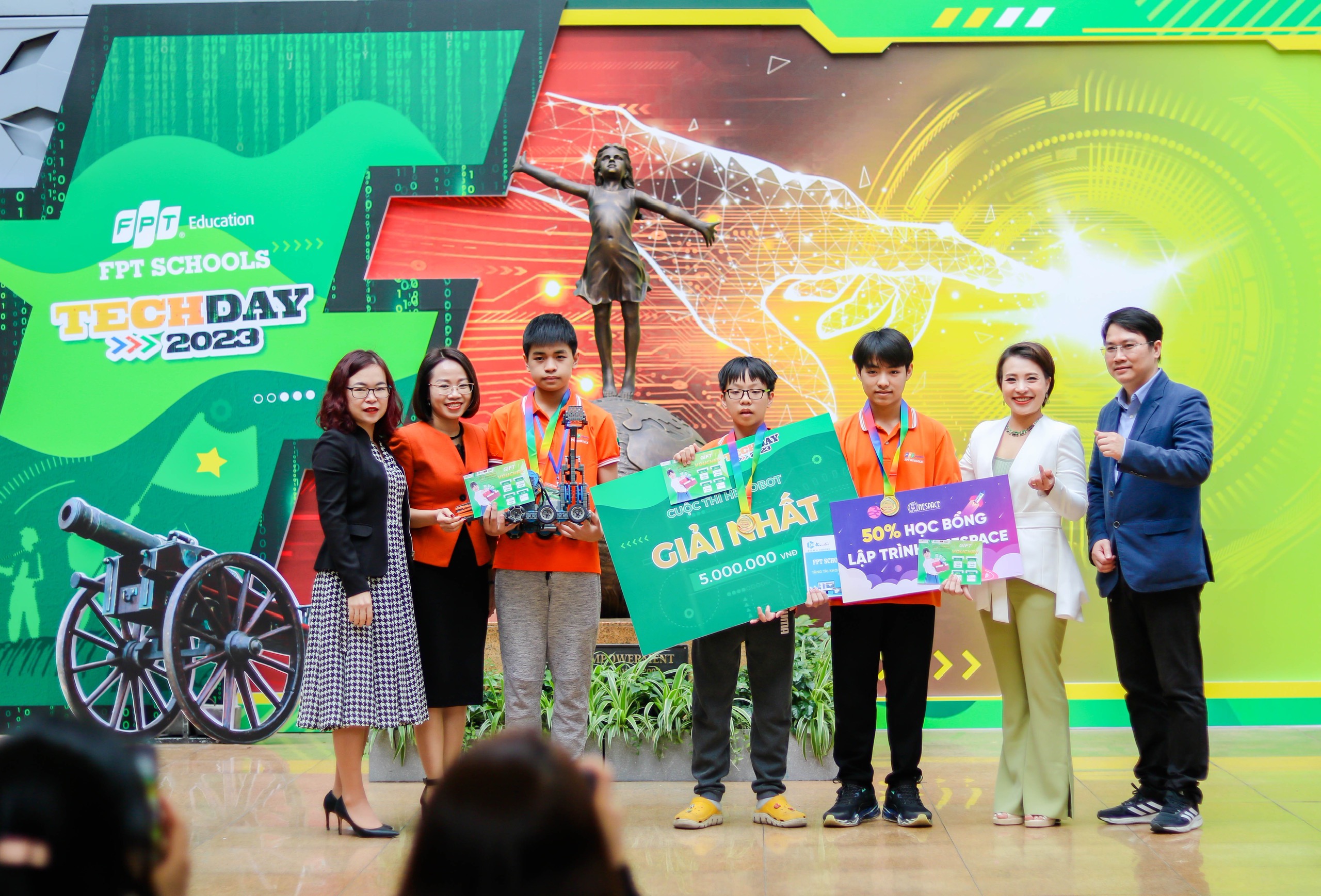 ONESPACE HONORED TO ACCOMPANY FPT SCHOOL'S TECHDAY EVENT - OneSpace ...